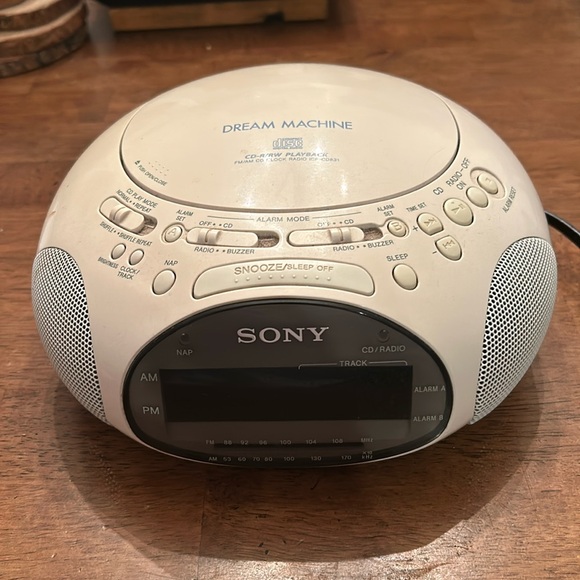 Sony | Other | Vintage Sony Dream Machine With Radio And Cd Player ...